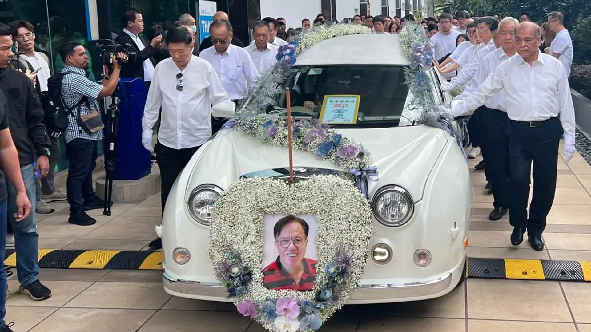 郑金炎举殡 逾千亲友送最后一程 – 988